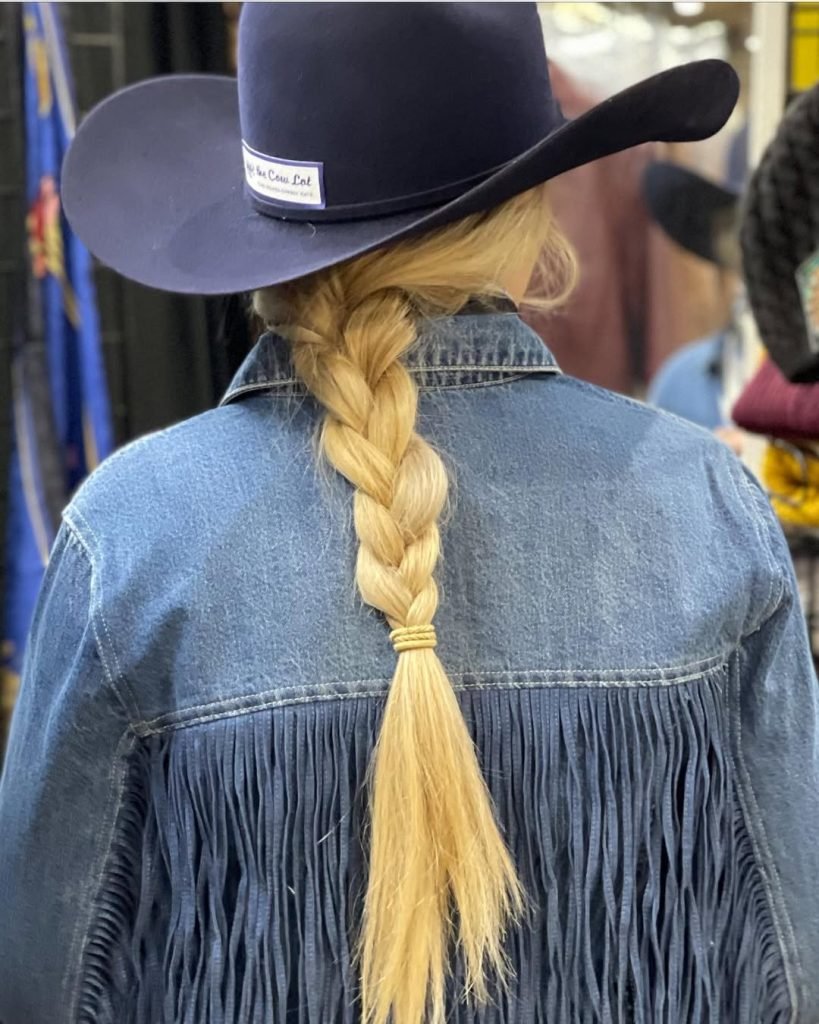 29 Timeless Cowgirl Hairstyles That Ride High on Style - Glimsie