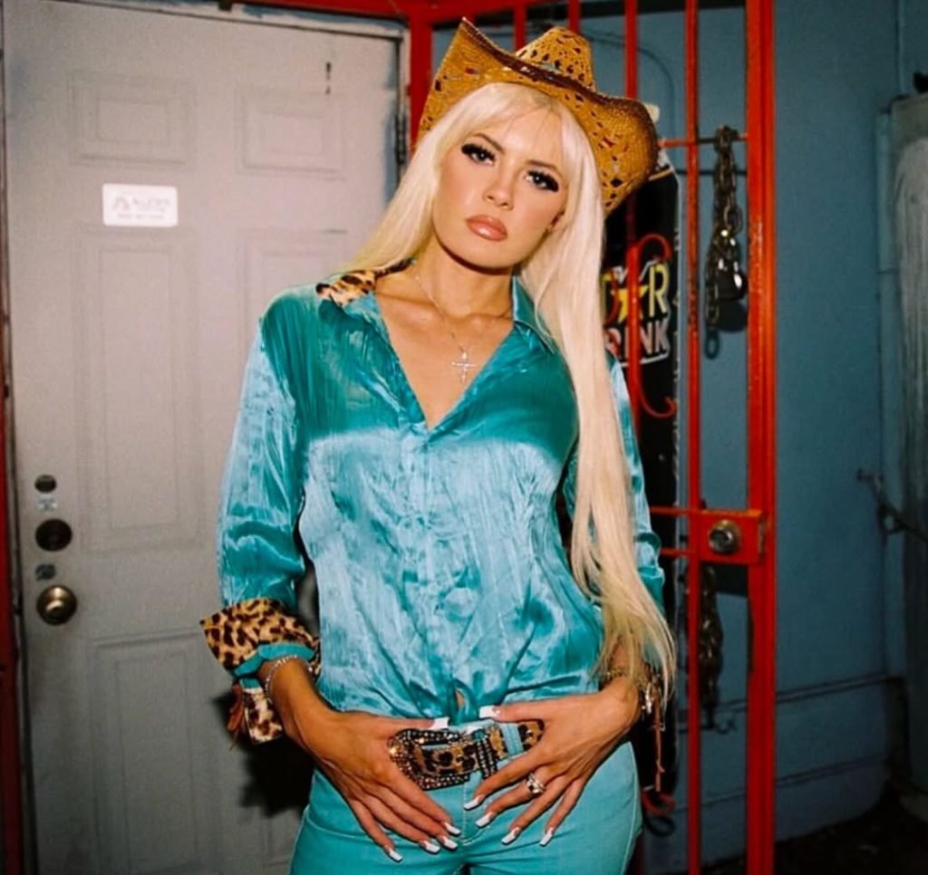 29 Timeless Cowgirl Hairstyles That Ride High on Style - Glimsie