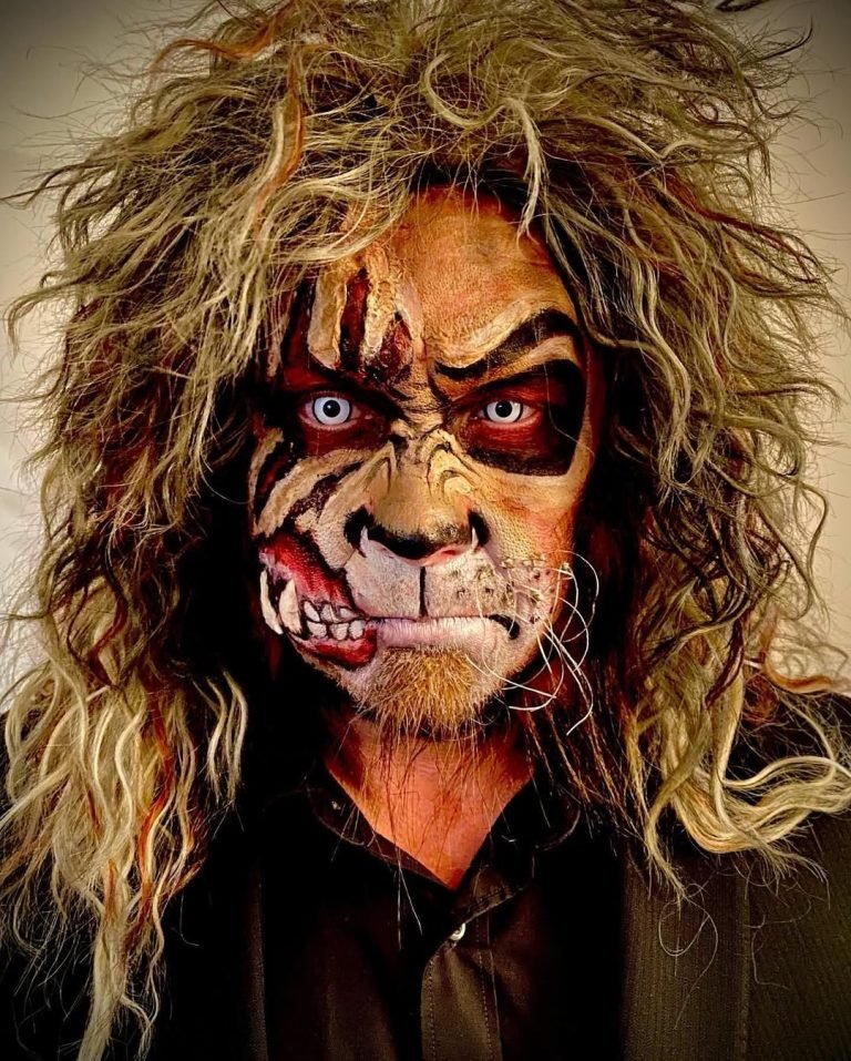 21 Creepy Halloween Costume Ideas That Look Like They Escaped a Horror ...
