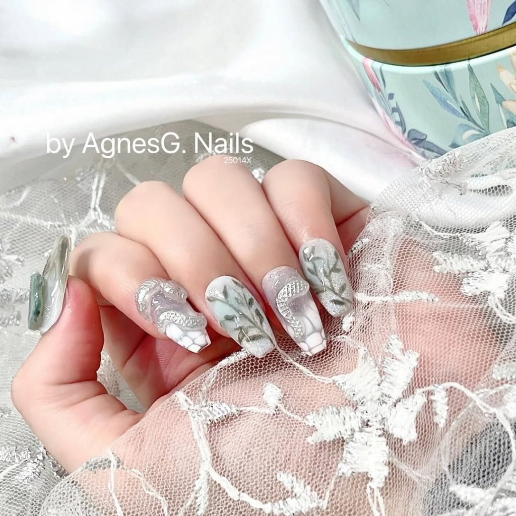 26 Elegant New Year Nail Ideas Setting the Tone for a Glam Fresh Start ...