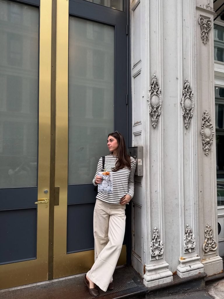 23 Modern Outfits with Flat Redefining Chic Without Extra Height - Glimsie