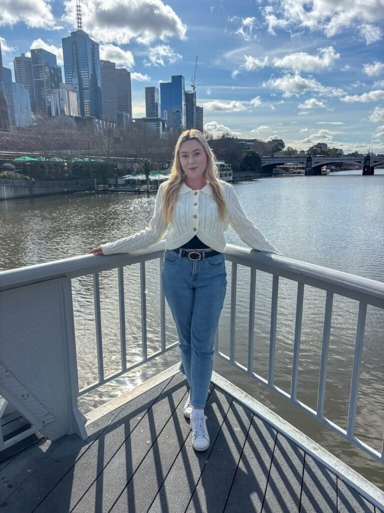 26 Blue Jeans Outfit Ideas That Instantly Fix a Boring Closet - Glimsie